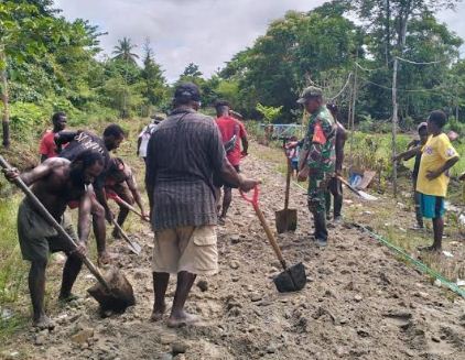 Kebersamaan Babinsa Agimuga dan Warga Kerja Bakti Perbaikan Jalan ...